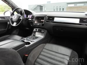 White Volkswagen Touareg 2015 in Riga, with an engine capacity of 3.00 L and mileage of 240 thousand km for 17490 €, photo 14 on AUTOMOTO.COM.LV