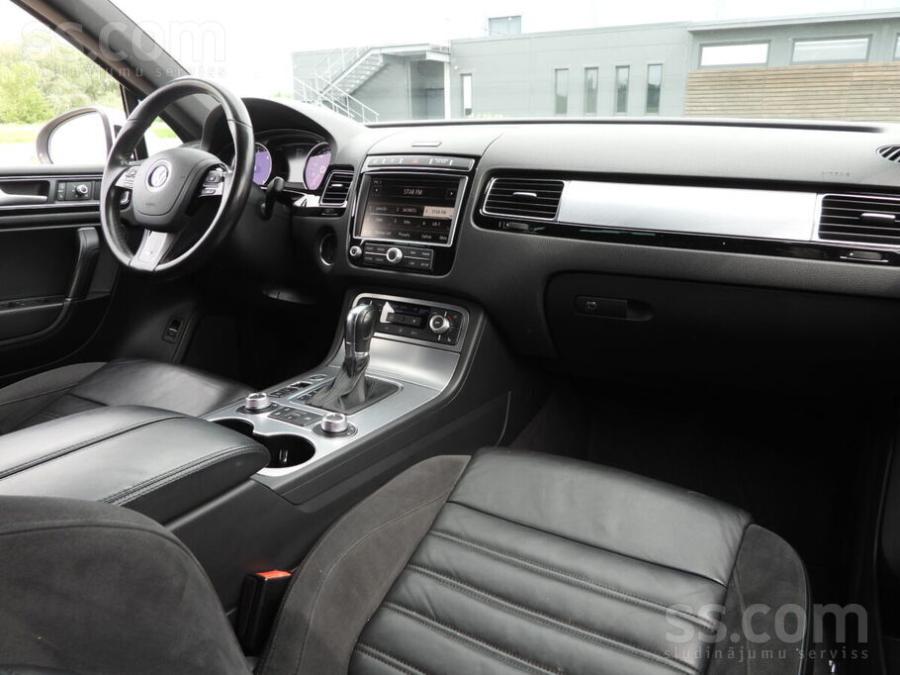 White Volkswagen Touareg 2015 in Riga, with an engine capacity of 3.00 L and mileage of 240 thousand km for 17490 €, photo 14 on AUTOMOTO.COM.LV