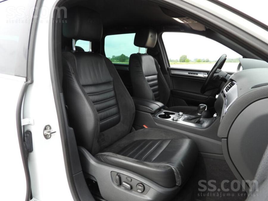 White Volkswagen Touareg 2015 in Riga, with an engine capacity of 3.00 L and mileage of 240 thousand km for 17490 €, photo 15 on AUTOMOTO.COM.LV