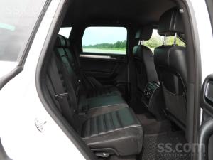 White Volkswagen Touareg 2015 in Riga, with an engine capacity of 3.00 L and mileage of 240 thousand km for 17490 €, photo 16 on AUTOMOTO.COM.LV