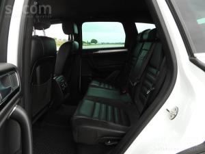 White Volkswagen Touareg 2015 in Riga, with an engine capacity of 3.00 L and mileage of 240 thousand km for 17490 €, photo 17 on AUTOMOTO.COM.LV