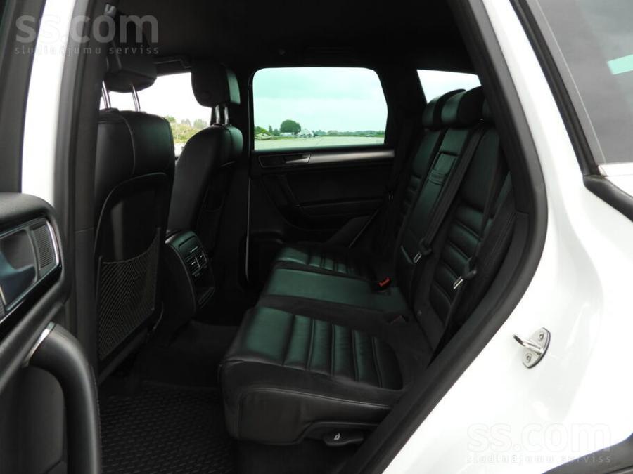 White Volkswagen Touareg 2015 in Riga, with an engine capacity of 3.00 L and mileage of 240 thousand km for 17490 €, photo 17 on AUTOMOTO.COM.LV