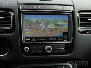 White Volkswagen Touareg 2015 in Riga, with an engine capacity of 3.00 L and mileage of 240 thousand km for 17490 €, photo 18 on AUTOMOTO.COM.LV