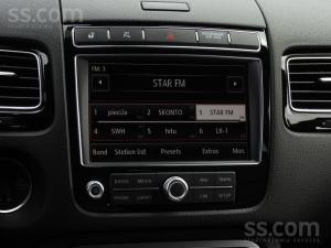 White Volkswagen Touareg 2015 in Riga, with an engine capacity of 3.00 L and mileage of 240 thousand km for 17490 €, photo 20 on AUTOMOTO.COM.LV