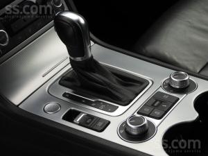 White Volkswagen Touareg 2015 in Riga, with an engine capacity of 3.00 L and mileage of 240 thousand km for 17490 €, photo 23 on AUTOMOTO.COM.LV
