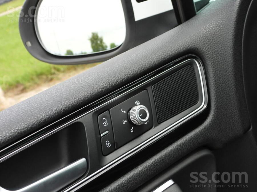 White Volkswagen Touareg 2015 in Riga, with an engine capacity of 3.00 L and mileage of 240 thousand km for 17490 €, photo 29 on AUTOMOTO.COM.LV