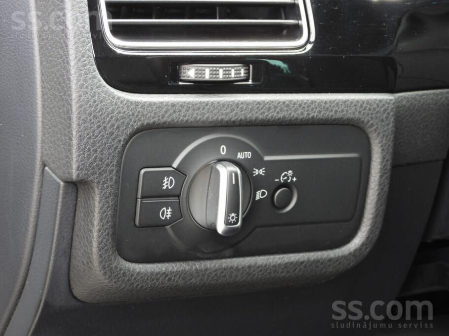 White Volkswagen Touareg 2015 in Riga, with an engine capacity of 3.00 L and mileage of 240 thousand km for 17490 €, photo 31 on AUTOMOTO.COM.LV