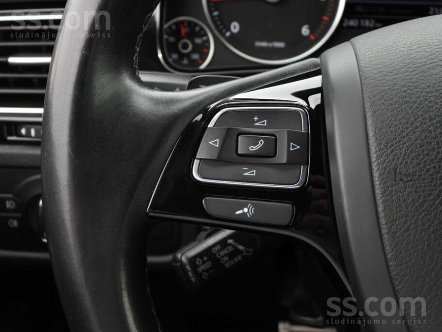 White Volkswagen Touareg 2015 in Riga, with an engine capacity of 3.00 L and mileage of 240 thousand km for 17490 €, photo 34 on AUTOMOTO.COM.LV