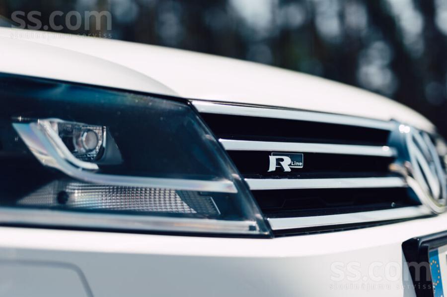 White Volkswagen Touareg 2015 in Riga, with an engine capacity of 3.00 L and mileage of 225 thousand km for 16900 €, photo 3 on AUTOMOTO.COM.LV