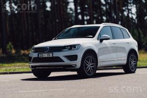 White Volkswagen Touareg 2015 in Riga, with an engine capacity of 3.00 L and mileage of 225 thousand km for 16900 €, photo 4 on AUTOMOTO.COM.LV