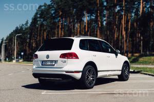 White Volkswagen Touareg 2015 in Riga, with an engine capacity of 3.00 L and mileage of 225 thousand km for 16900 €, photo 5 on AUTOMOTO.COM.LV