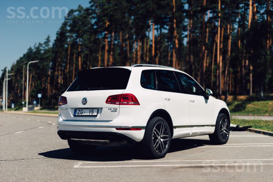 White Volkswagen Touareg 2015 in Riga, with an engine capacity of 3.00 L and mileage of 225 thousand km for 16900 €, photo 5 on AUTOMOTO.COM.LV