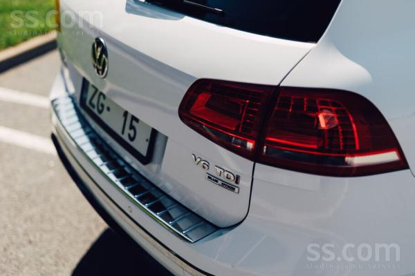 Balts Volkswagen Touareg 2015 Rīga, ar dzinēja tilpumu 3.00 L un nobraukumu 225 tūkst. km par 16900 €, foto 5 vietnē AUTOMOTO.COM.LV