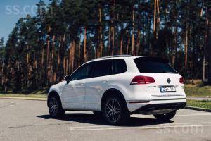 White Volkswagen Touareg 2015 in Riga, with an engine capacity of 3.00 L and mileage of 225 thousand km for 16900 €, photo 7 on AUTOMOTO.COM.LV