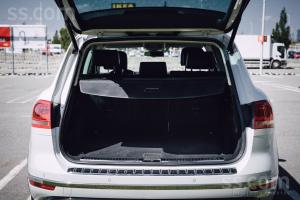 White Volkswagen Touareg 2015 in Riga, with an engine capacity of 3.00 L and mileage of 225 thousand km for 16900 €, photo 8 on AUTOMOTO.COM.LV