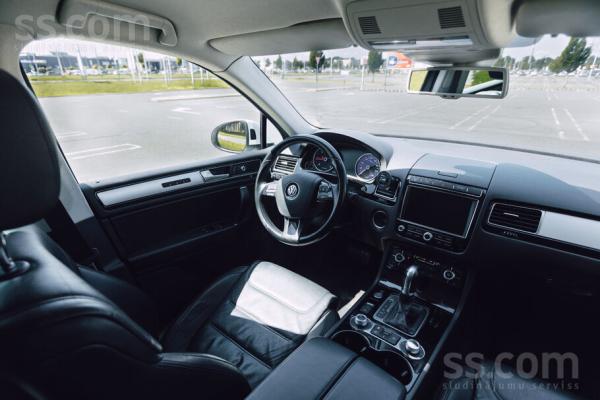 Balts Volkswagen Touareg 2015 Rīga, ar dzinēja tilpumu 3.00 L un nobraukumu 225 tūkst. km par 16900 €, foto 9 vietnē AUTOMOTO.COM.LV