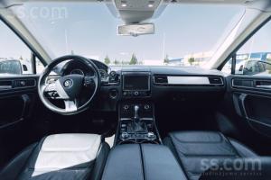 White Volkswagen Touareg 2015 in Riga, with an engine capacity of 3.00 L and mileage of 225 thousand km for 16900 €, photo 11 on AUTOMOTO.COM.LV