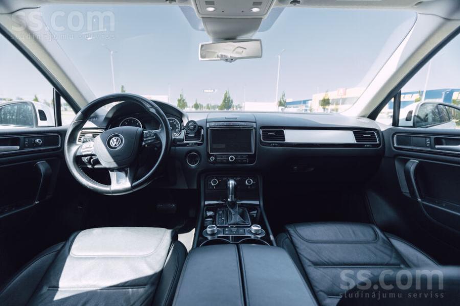 White Volkswagen Touareg 2015 in Riga, with an engine capacity of 3.00 L and mileage of 225 thousand km for 16900 €, photo 11 on AUTOMOTO.COM.LV