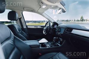 White Volkswagen Touareg 2015 in Riga, with an engine capacity of 3.00 L and mileage of 225 thousand km for 16900 €, photo 12 on AUTOMOTO.COM.LV