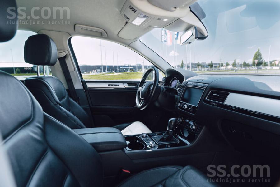 White Volkswagen Touareg 2015 in Riga, with an engine capacity of 3.00 L and mileage of 225 thousand km for 16900 €, photo 12 on AUTOMOTO.COM.LV