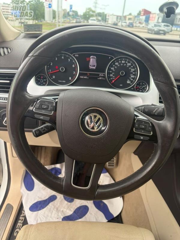 White Volkswagen Touareg 2015 in Klaipeda, with an engine capacity of 3.60 L and mileage of 150 thousand km for 14000 €, photo 6 on AUTOMOTO.COM.LV