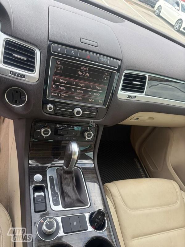 White Volkswagen Touareg 2015 in Klaipeda, with an engine capacity of 3.60 L and mileage of 150 thousand km for 14000 €, photo 7 on AUTOMOTO.COM.LV