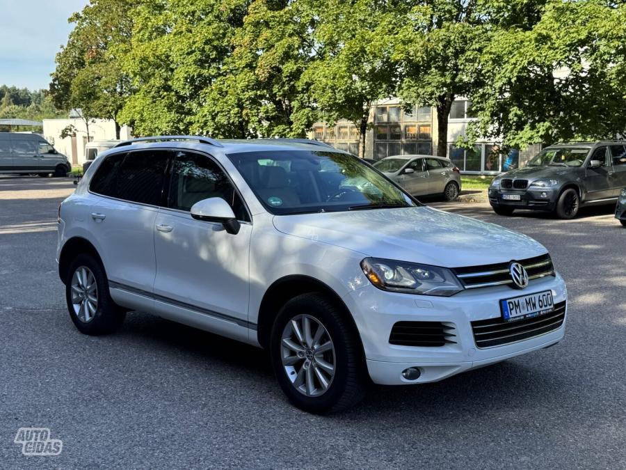 White Volkswagen Touareg 2015 in Vilnius, with an engine capacity of 3.00 L and mileage of 214 thousand km for 10950 €, photo 3 on AUTOMOTO.COM.LV