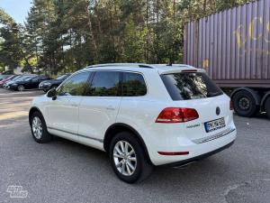 White Volkswagen Touareg 2015 in Vilnius, with an engine capacity of 3.00 L and mileage of 214 thousand km for 10950 €, photo 4 on AUTOMOTO.COM.LV