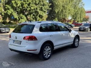 White Volkswagen Touareg 2015 in Vilnius, with an engine capacity of 3.00 L and mileage of 214 thousand km for 10950 €, photo 5 on AUTOMOTO.COM.LV