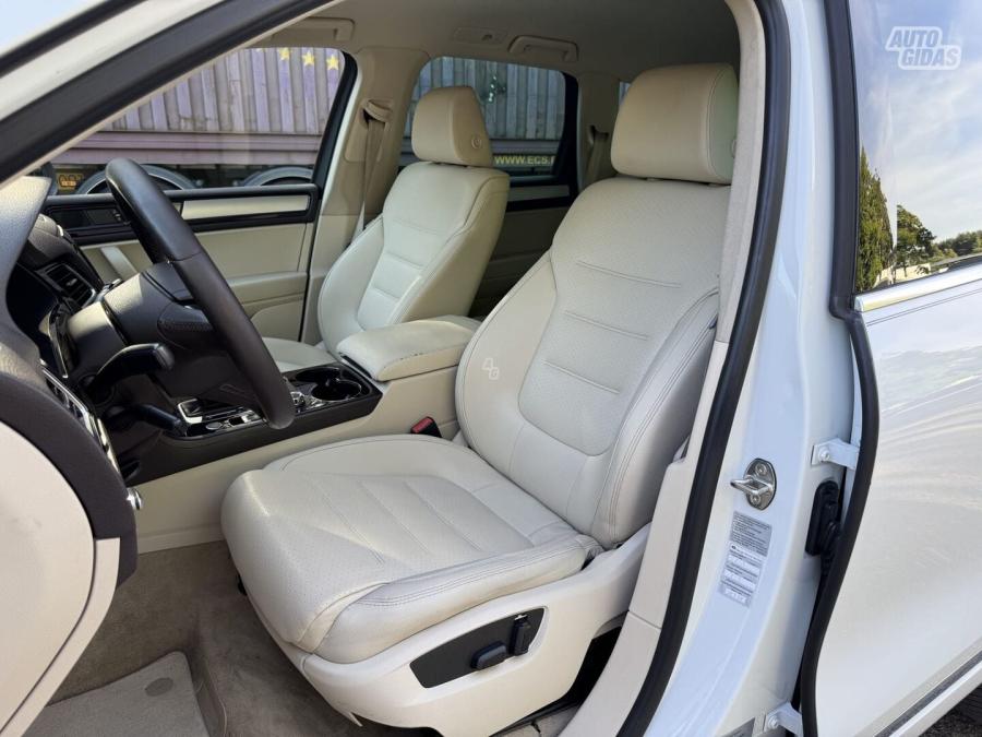 White Volkswagen Touareg 2015 in Vilnius, with an engine capacity of 3.00 L and mileage of 214 thousand km for 10950 €, photo 6 on AUTOMOTO.COM.LV