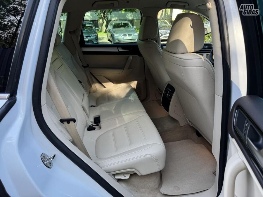 White Volkswagen Touareg 2015 in Vilnius, with an engine capacity of 3.00 L and mileage of 214 thousand km for 10950 €, photo 8 on AUTOMOTO.COM.LV
