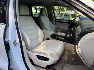 White Volkswagen Touareg 2015 in Vilnius, with an engine capacity of 3.00 L and mileage of 214 thousand km for 10950 €, photo 9 on AUTOMOTO.COM.LV
