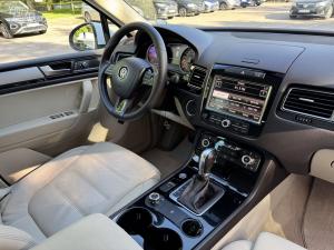White Volkswagen Touareg 2015 in Vilnius, with an engine capacity of 3.00 L and mileage of 214 thousand km for 10950 €, photo 10 on AUTOMOTO.COM.LV