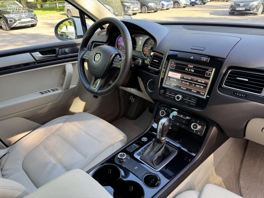 White Volkswagen Touareg 2015 in Vilnius, with an engine capacity of 3.00 L and mileage of 214 thousand km for 10950 €, photo 10 on AUTOMOTO.COM.LV