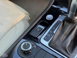 White Volkswagen Touareg 2015 in Vilnius, with an engine capacity of 3.00 L and mileage of 214 thousand km for 10950 €, photo 12 on AUTOMOTO.COM.LV