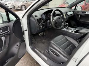 Balts Volkswagen Touareg 2016 Tauragė, ar dzinēja tilpumu 2.97 L un nobraukumu 334 tūkst. km par 15500 €, foto 10 vietnē AUTOMOTO.COM.LV