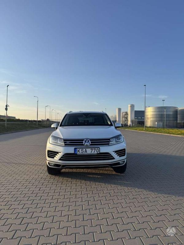 White Volkswagen Touareg 2016 in Kaunas, with an engine capacity of 2.97 L and mileage of 230 thousand km for 21500 €, photo 5 on AUTOMOTO.COM.LV