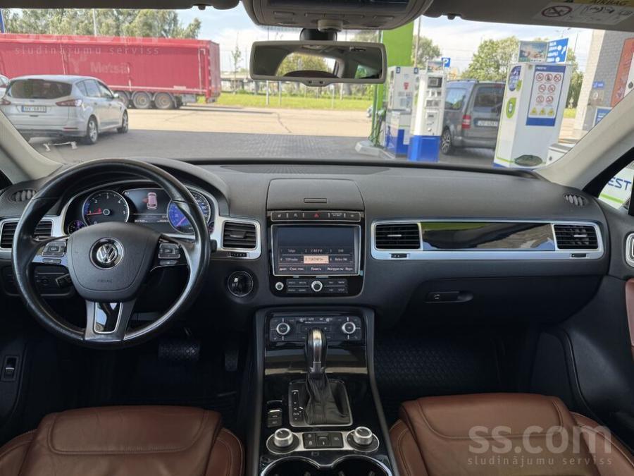 White Volkswagen Touareg 2016 in Riga, with an engine capacity of 3.00 L and mileage of 0 thousand km for 14550 €, photo 7 on AUTOMOTO.COM.LV