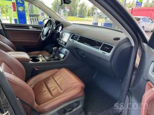 White Volkswagen Touareg 2016 in Riga, with an engine capacity of 3.00 L and mileage of 0 thousand km for 14550 €, photo 8 on AUTOMOTO.COM.LV