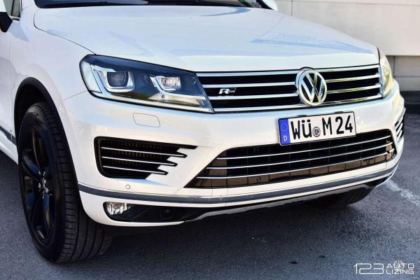 White Volkswagen Touareg 2016 in Kretinga, with an engine capacity of 3.00 L and mileage of 276 thousand km for 14999 €, photo 6 on AUTOMOTO.COM.LV