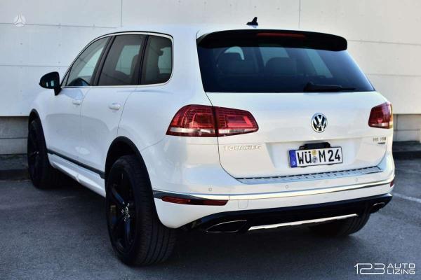White Volkswagen Touareg 2016 in Kretinga, with an engine capacity of 3.00 L and mileage of 276 thousand km for 14999 €, photo 7 on AUTOMOTO.COM.LV
