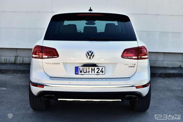 White Volkswagen Touareg 2016 in Kretinga, with an engine capacity of 3.00 L and mileage of 276 thousand km for 14999 €, photo 9 on AUTOMOTO.COM.LV