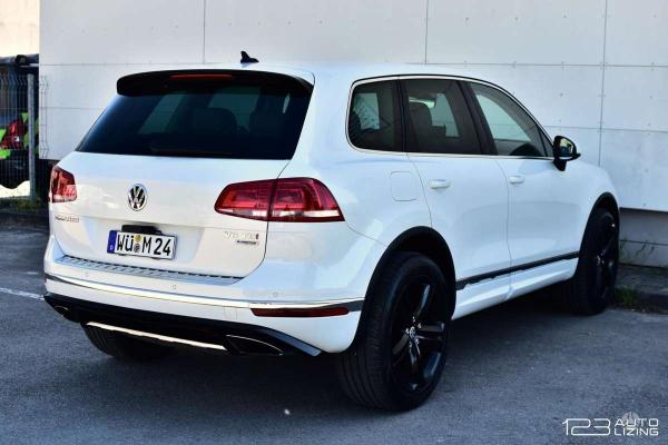White Volkswagen Touareg 2016 in Kretinga, with an engine capacity of 3.00 L and mileage of 276 thousand km for 14999 €, photo 10 on AUTOMOTO.COM.LV