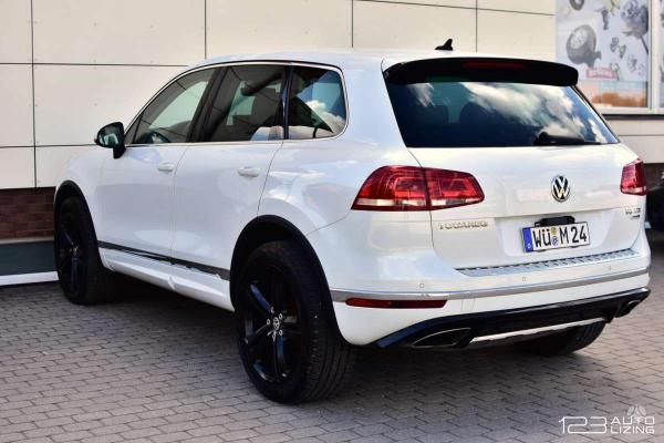 White Volkswagen Touareg 2016 in Kretinga, with an engine capacity of 3.00 L and mileage of 276 thousand km for 14444 €, photo 7 on AUTOMOTO.COM.LV