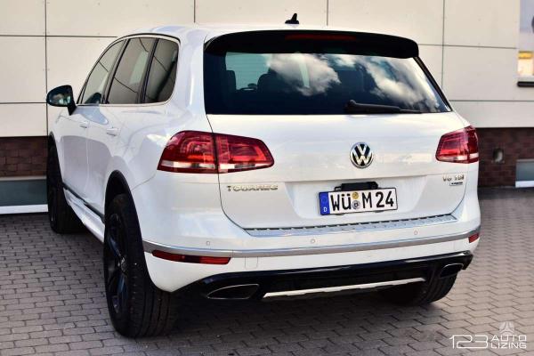 White Volkswagen Touareg 2016 in Kretinga, with an engine capacity of 3.00 L and mileage of 276 thousand km for 14444 €, photo 8 on AUTOMOTO.COM.LV