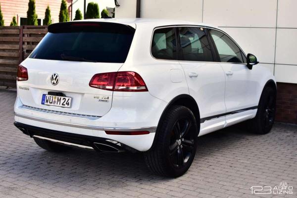 White Volkswagen Touareg 2016 in Kretinga, with an engine capacity of 3.00 L and mileage of 276 thousand km for 14444 €, photo 10 on AUTOMOTO.COM.LV