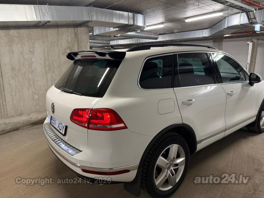 White Volkswagen Touareg 2017 in Tallinn, with an engine capacity of 3.00 L and mileage of 172 thousand km for 18000 €, photo 2 on AUTOMOTO.COM.LV