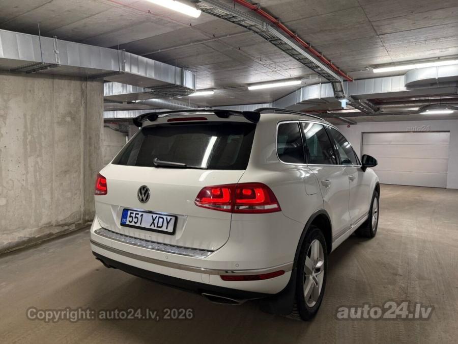 White Volkswagen Touareg 2017 in Tallinn, with an engine capacity of 3.00 L and mileage of 172 thousand km for 18000 €, photo 6 on AUTOMOTO.COM.LV