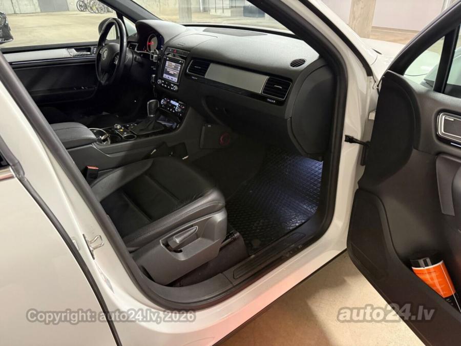White Volkswagen Touareg 2017 in Tallinn, with an engine capacity of 3.00 L and mileage of 172 thousand km for 18000 €, photo 8 on AUTOMOTO.COM.LV