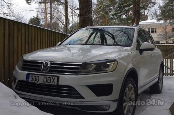White Volkswagen Touareg 2017 in Tallinn, with an engine capacity of 3.00 L and mileage of 560 thousand km for 13000 €, photo 1 on AUTOMOTO.COM.LV